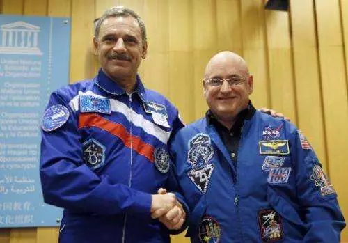 El astronauta de la NASA Scott Kelly (R) y el cosmonauta de Roscosmos Mikhail Kornienko en una conferencia de prensa el 18 de diciembre de 2014 en la UNESCO