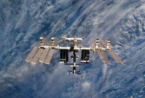 Esta imagen de la NASA del 7 de marzo de 2011 muestra una vista de la Estación Espacial Internacional fotografiada por un miembro de la tripulación del STS-133 en el espacio sh