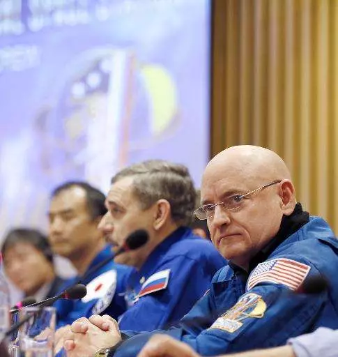 El astronauta de la NASA Scott Kelly (R) en una conferencia de prensa el 18 de diciembre de 2014 en la UNESCO en París