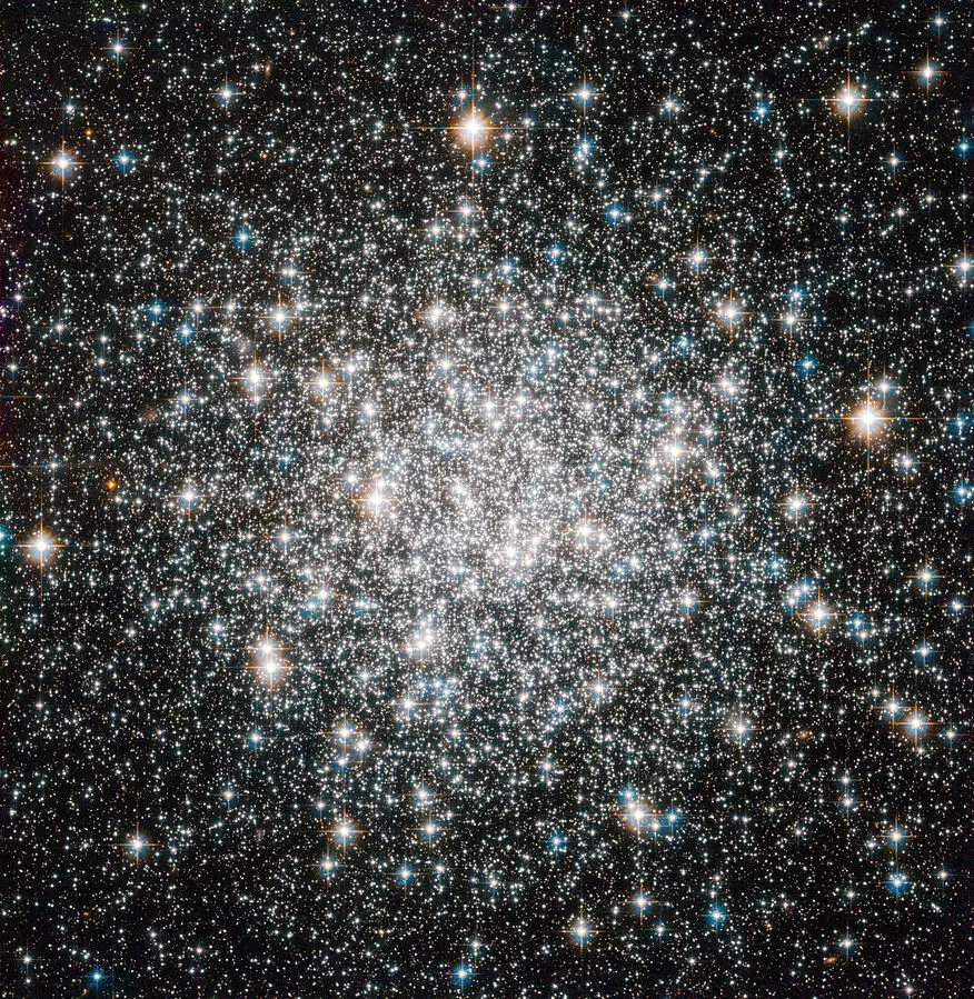 Fuentes brillantes ultravioleta inspeccionadas en NGC 4590, más de 1400 estrellas encontradas en varias etapas evolutivas