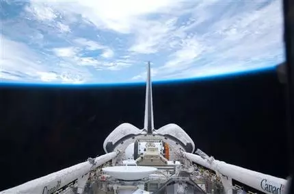 Shuttle Atlantis kommt an der Raumstation an